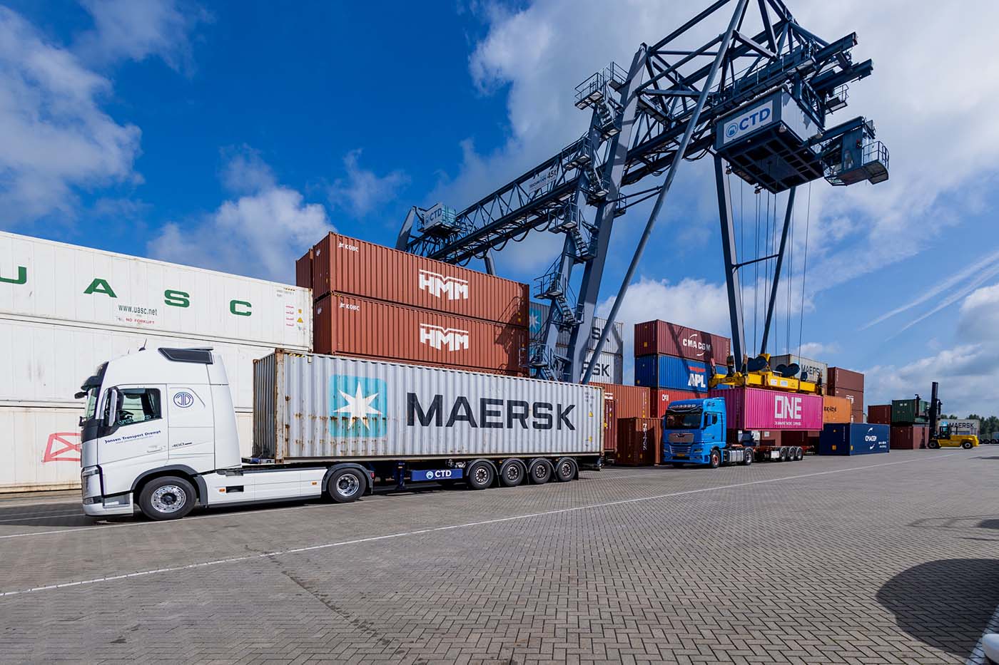 Sustainable and Reliable Container Transport from Port to Destination